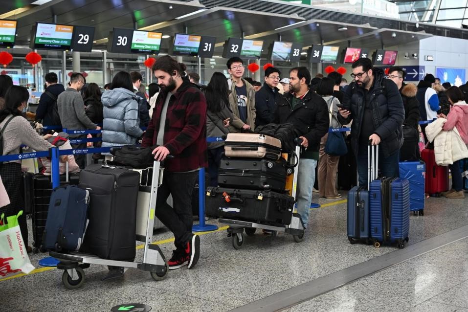 Shanghai's Spring Festival travel rush hits record highs